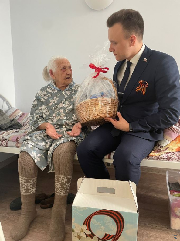 Депутаты Барнаульской городской Думы от Ленинского района вручают ...